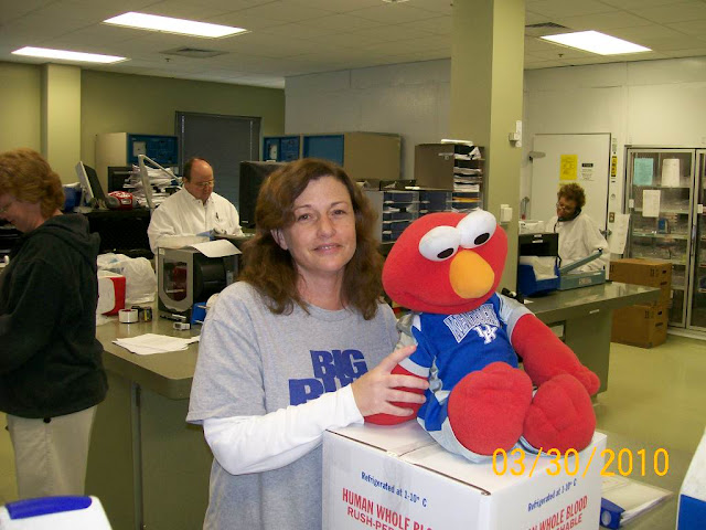 Elmo's World Trip!: Elmo volunteers and donates at the Kentucky Blood ...