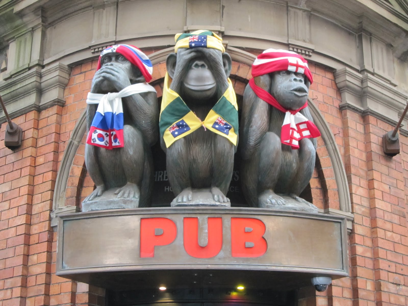 Sydney - City and Suburbs: The 3 Wise Monkeys Pub, George Street