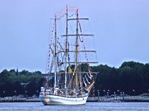 Desyah Apank's Com's: Mengenal KRI Dewaruci