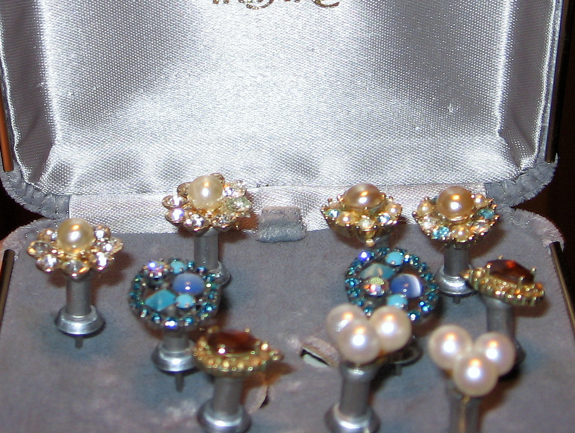 3 Little Chicks: DIY Jeweled Push Pins