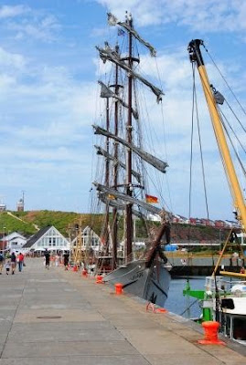 Sailing with "YELLOWDREAM": YELLOWDREAM goes out to the open sea