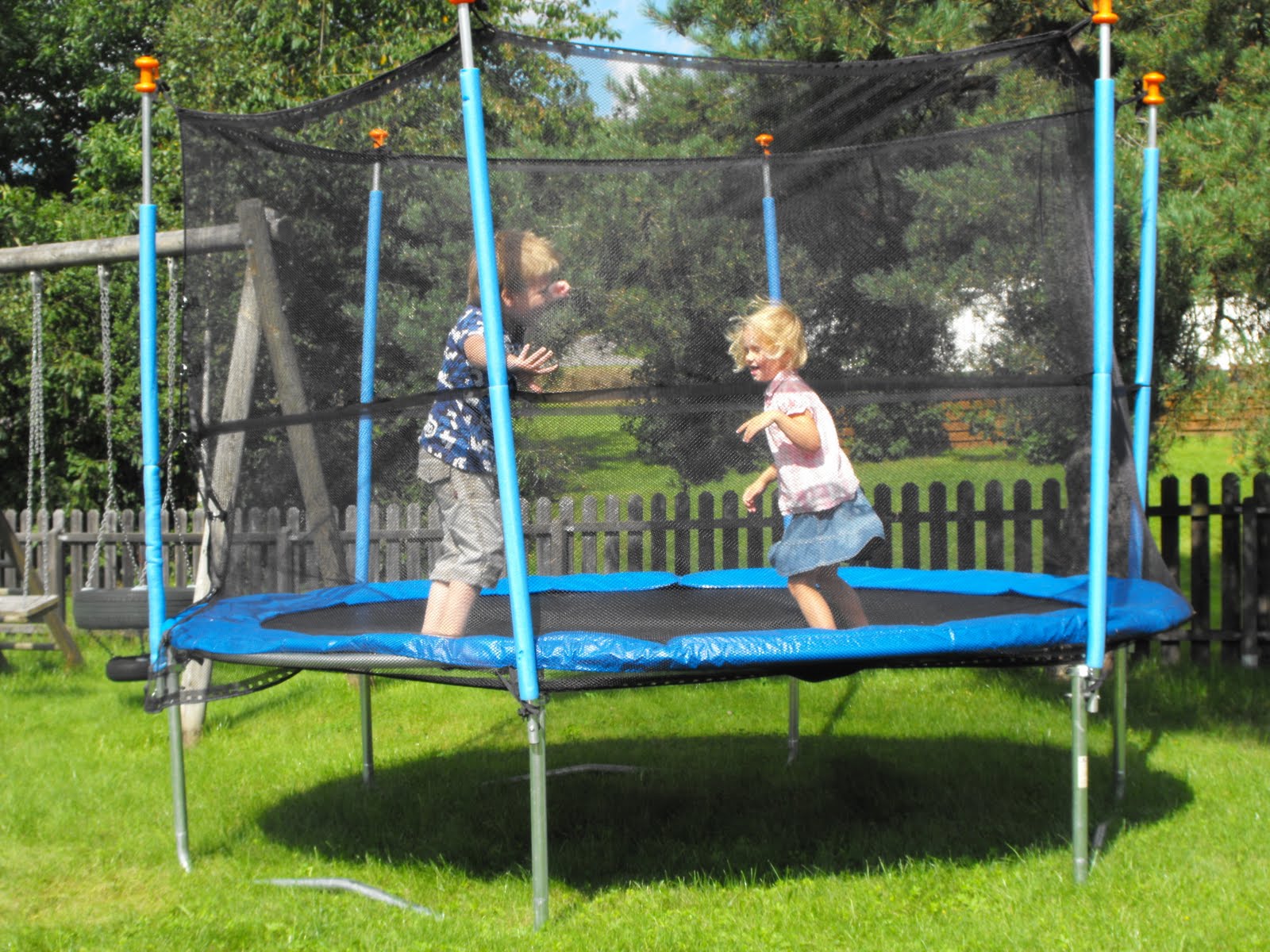 Familjen Gahnström: Hoppa studsmatta mm