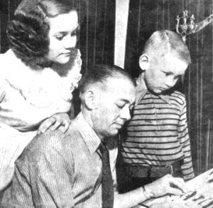 Leitão Desenhos: Elzie Crisler Segar com os filhos, Criador do Popeye ...