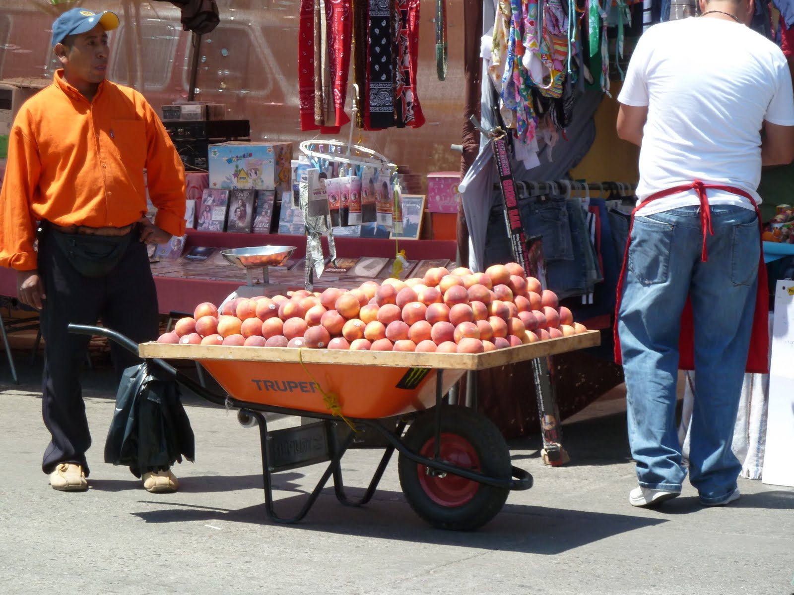 Tijuana Bible: In the street market/En el mercado sobre ruedas, Playas ...