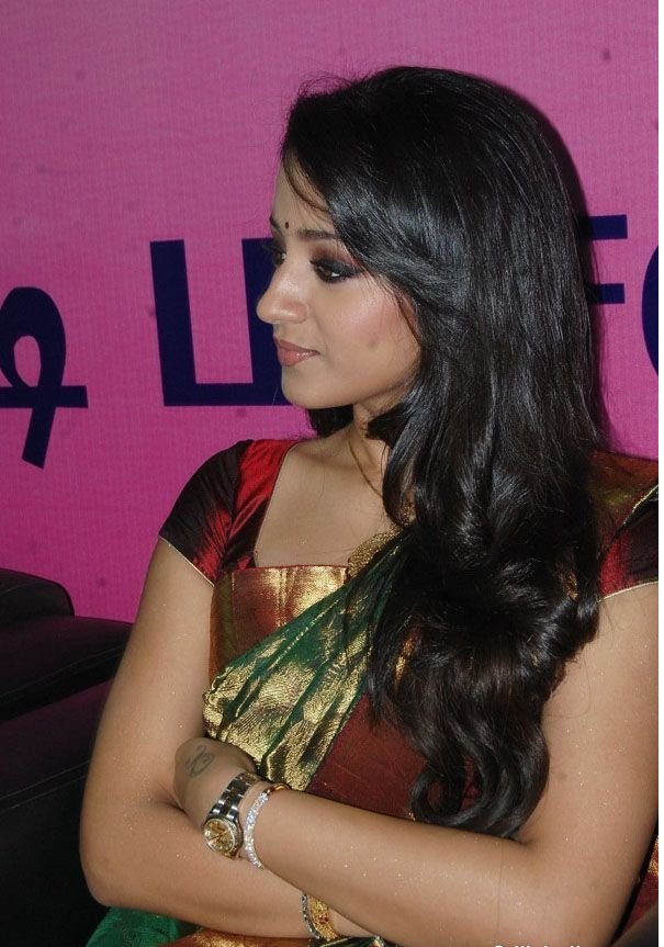 Hot Trisha: Trisha at pothys silk saree stills