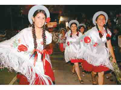 Las comadres abren la fiesta | ENTRADAS FOLKLORICAS DE BOLIVIA