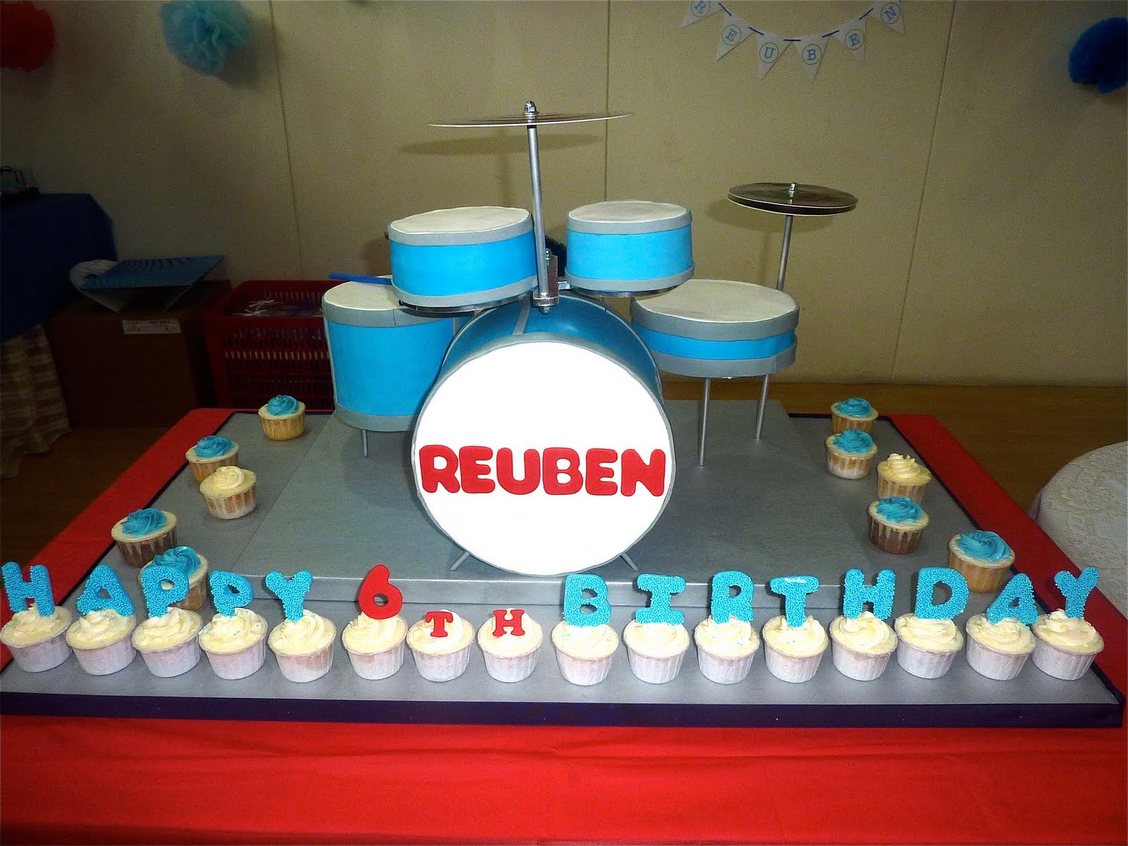 Little Miss Cupcakes: Reuben's Drum Cake