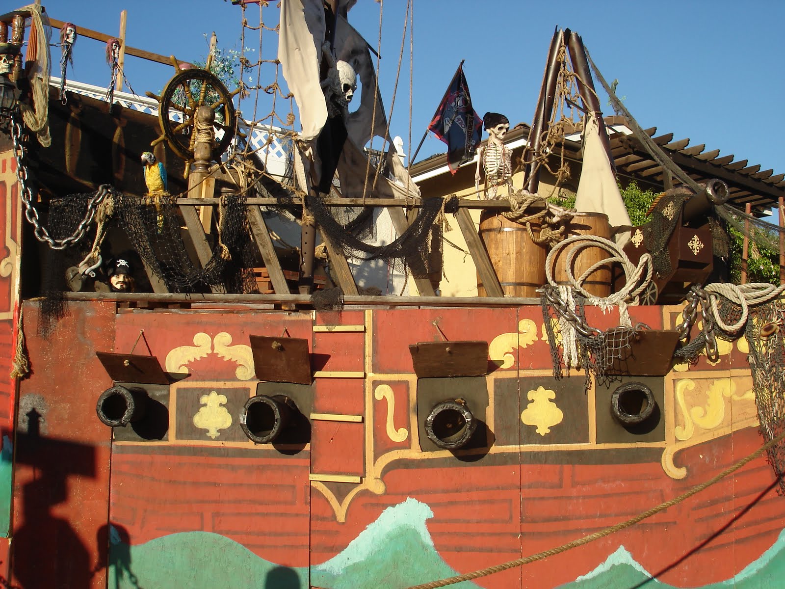 Cigarboxbeads: better pics of 'the pirate house on the corner'! ;>)