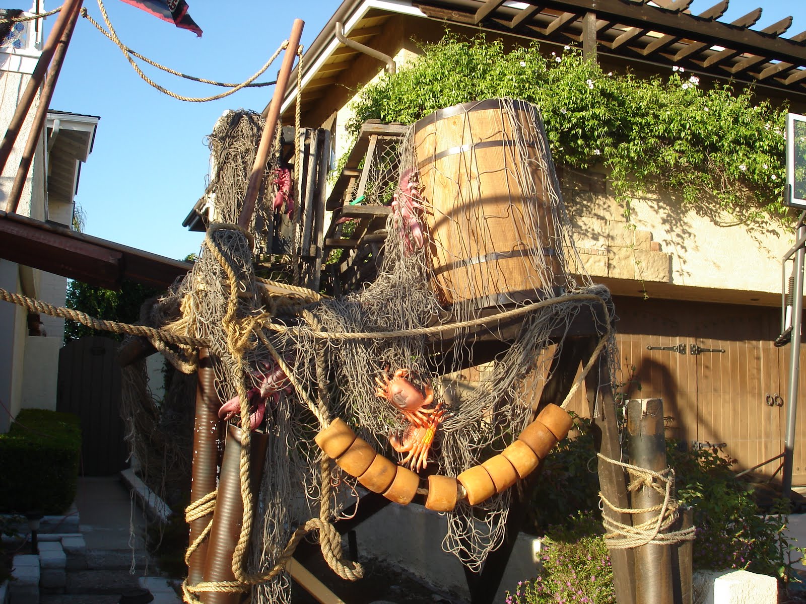 Cigarboxbeads: better pics of 'the pirate house on the corner'! ;>)