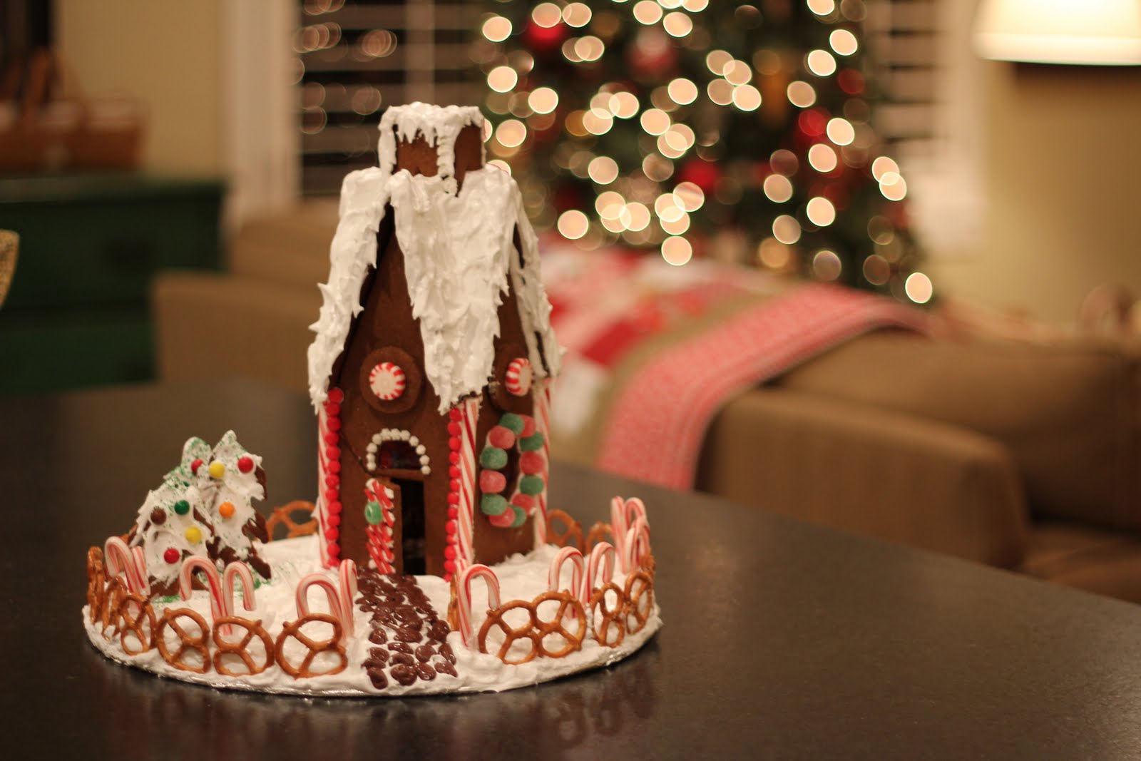 Talkin' Chow Playin' House: How To Make A Charming Gingerbread Cottage
