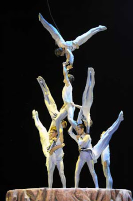 WALLPAPERS: The art of the acrobat