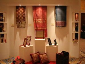 Kepulauan Buton: Ibu Negara Beli Kain Tenun Khas Buton