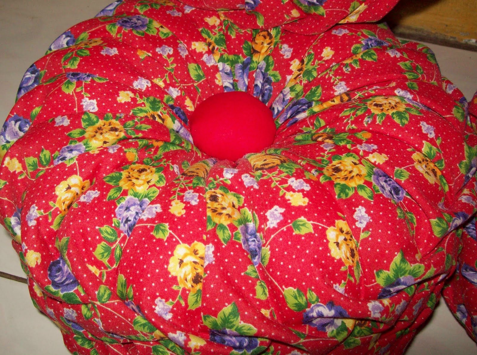 BANTAL HIASAN SMOCKING DAN CERITAKU: BANTAL BULAT CORAK SISIK IKAN