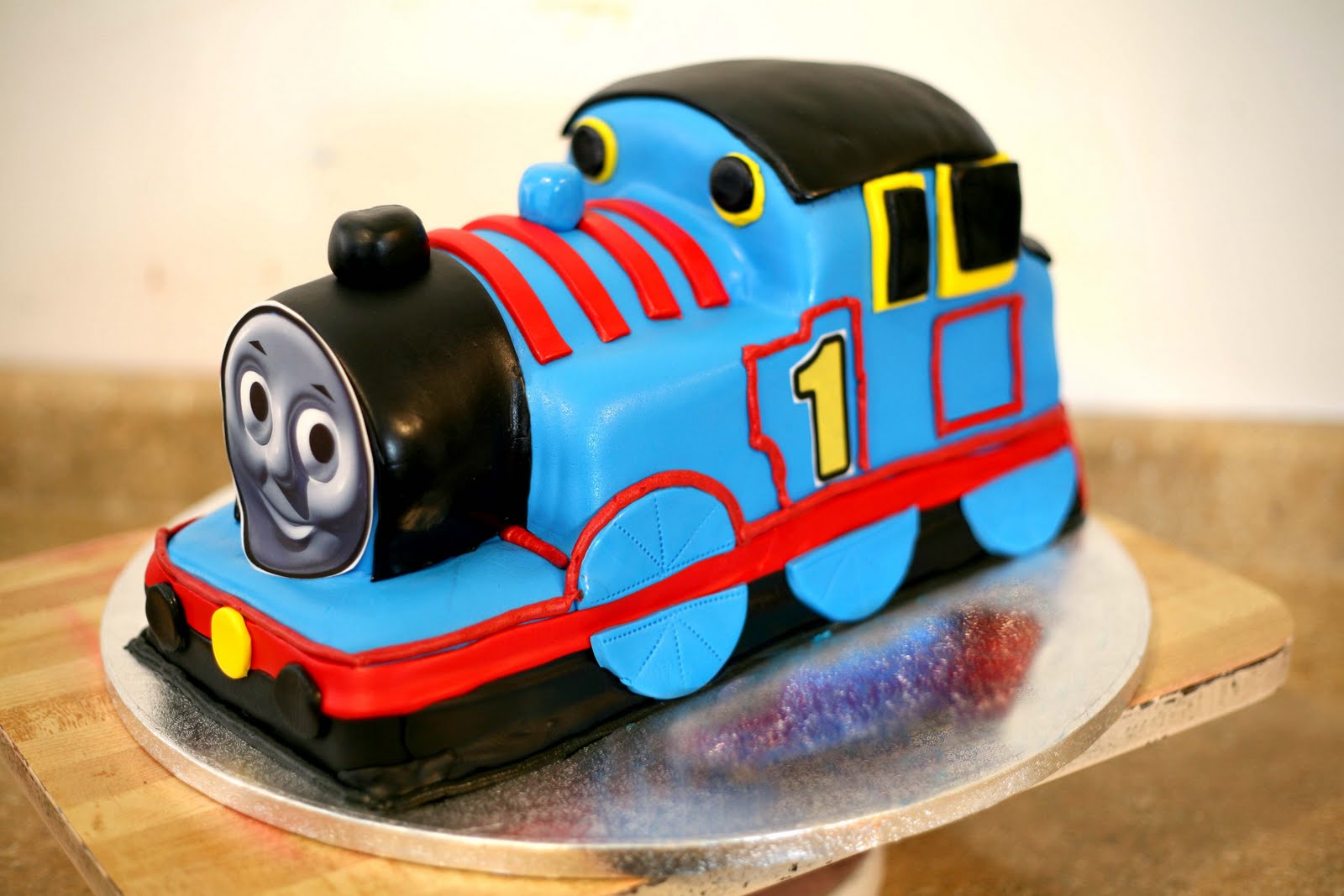 Hector's Custom Cakes: 3 D THOMAS THE TANK ENGINE CAKE WITH CUPCAKES