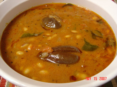 En Samayal Pakkam: Kathirikkai Vellai Mochai Puli Kozhambu & Tindora curry