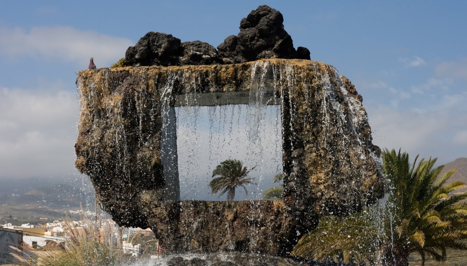 Esculturas Gran Canaria: "Fuente Magma", obra de Tony Gallardo.Rotonda ...