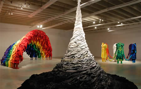 GRANAI-ARTISTS: ESCULTURAS CON ROPA RECICLADA