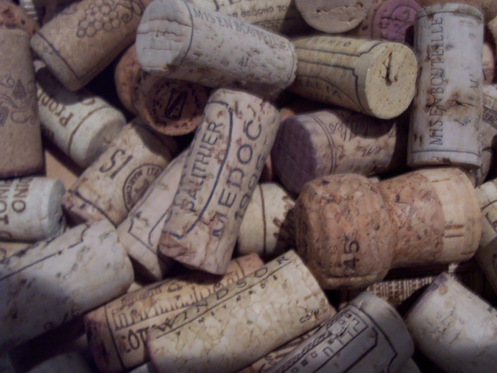 DC Recycler: How can I tell which wines have natural cork?