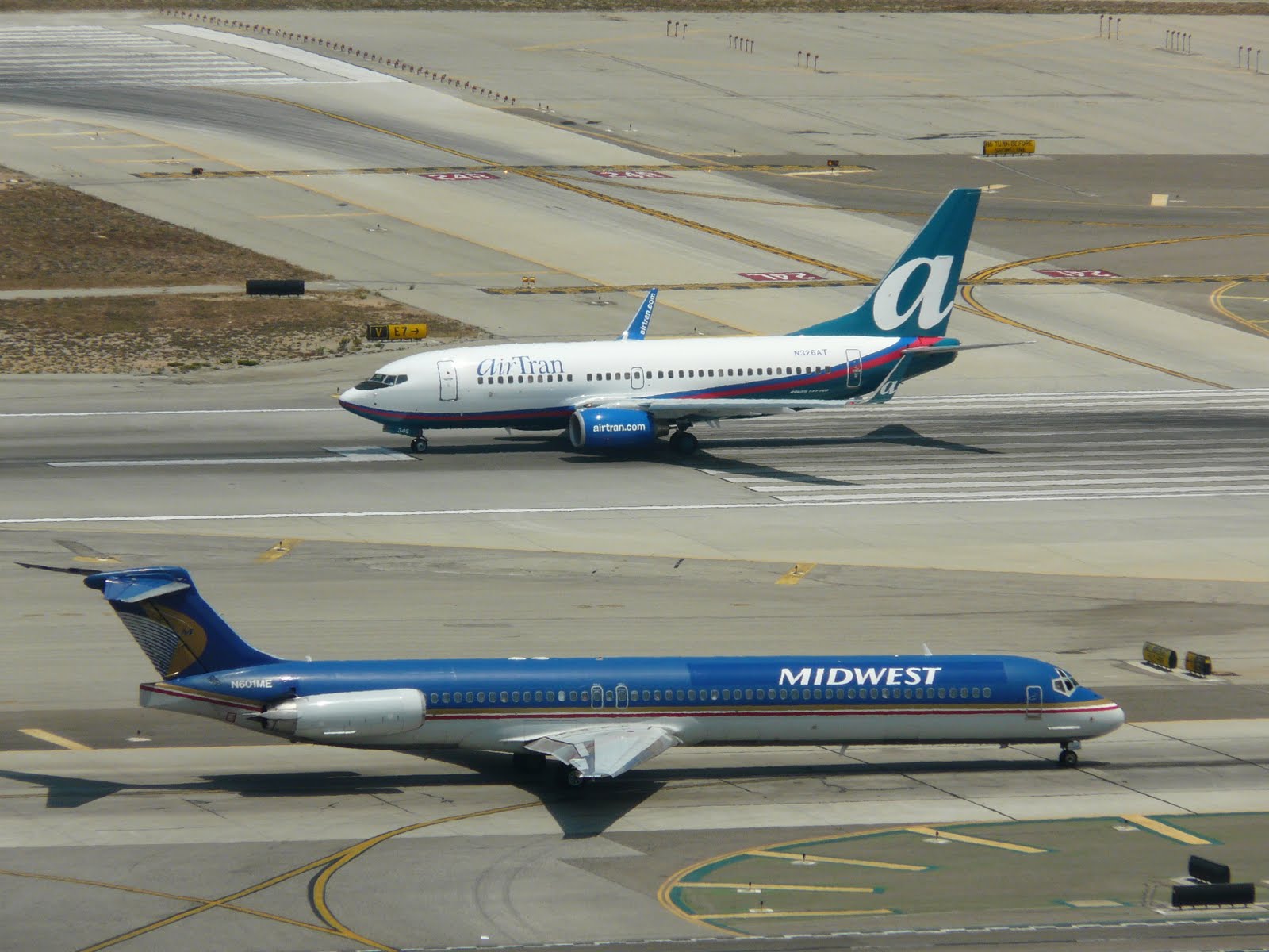 View from the control tower: LAX aircraft spotters' guide: Boeing 737 ...