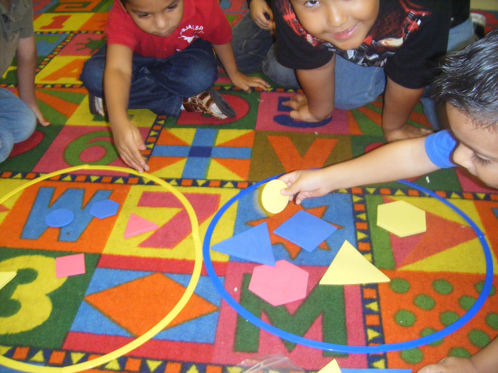 PreK--Preschool Ideas from Noey: sorting by different attributes PreK--Preschool Ideas from Noey: sorting by different attributes