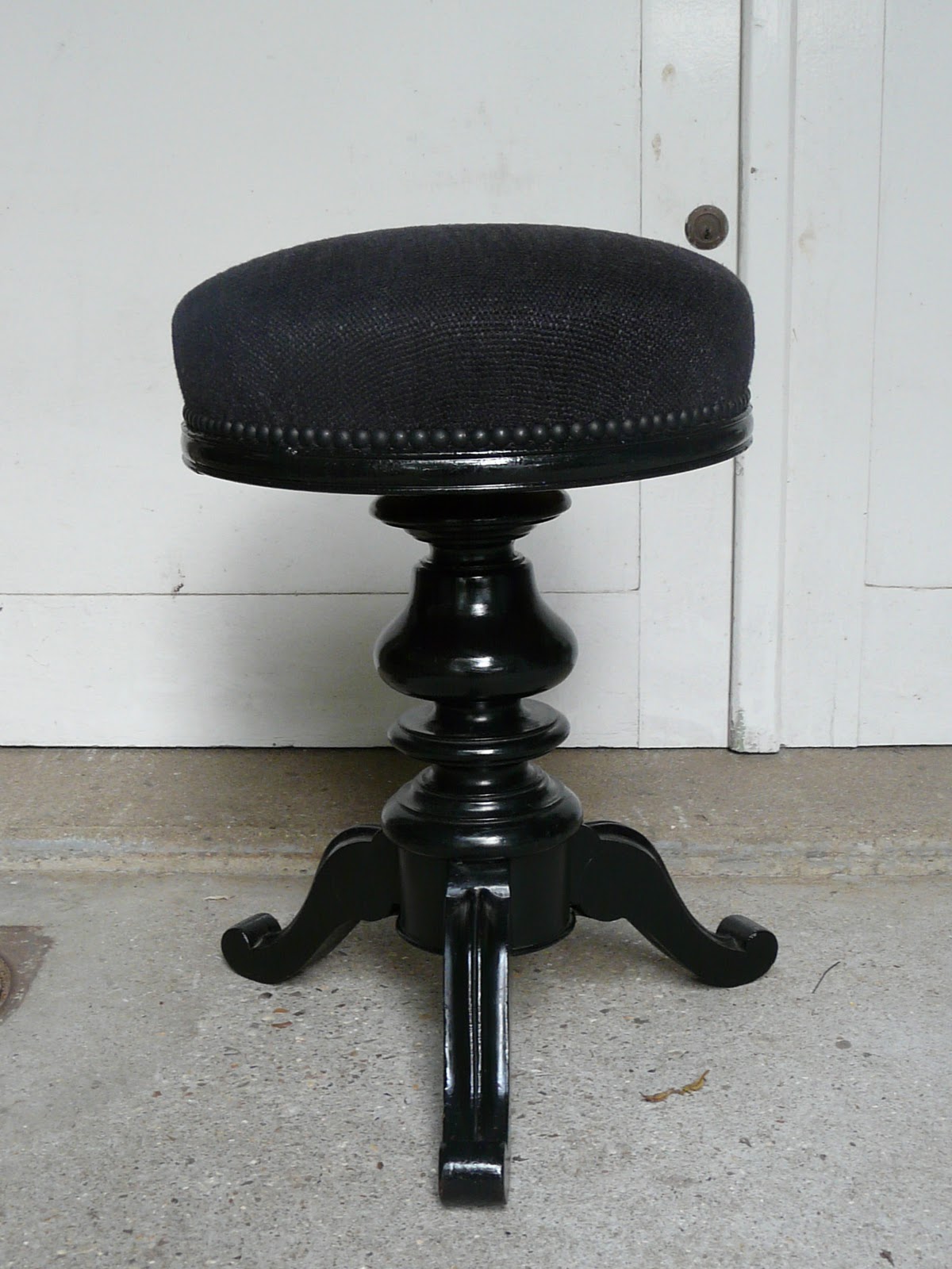 LE SIEGE DANS TOUS SES ETATS: Tabouret de piano