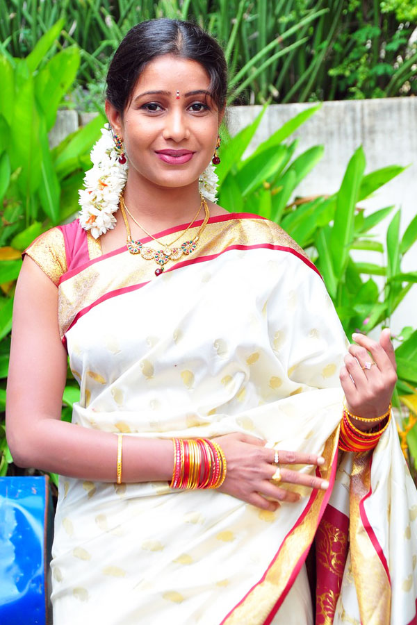 Reshmi Stills from Sankranthi Alludu
