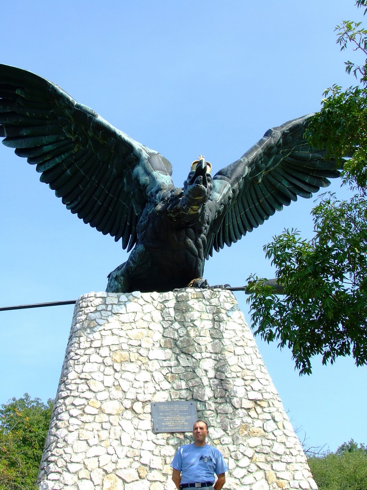 Denever: Tatabánya, Turul emlékmű