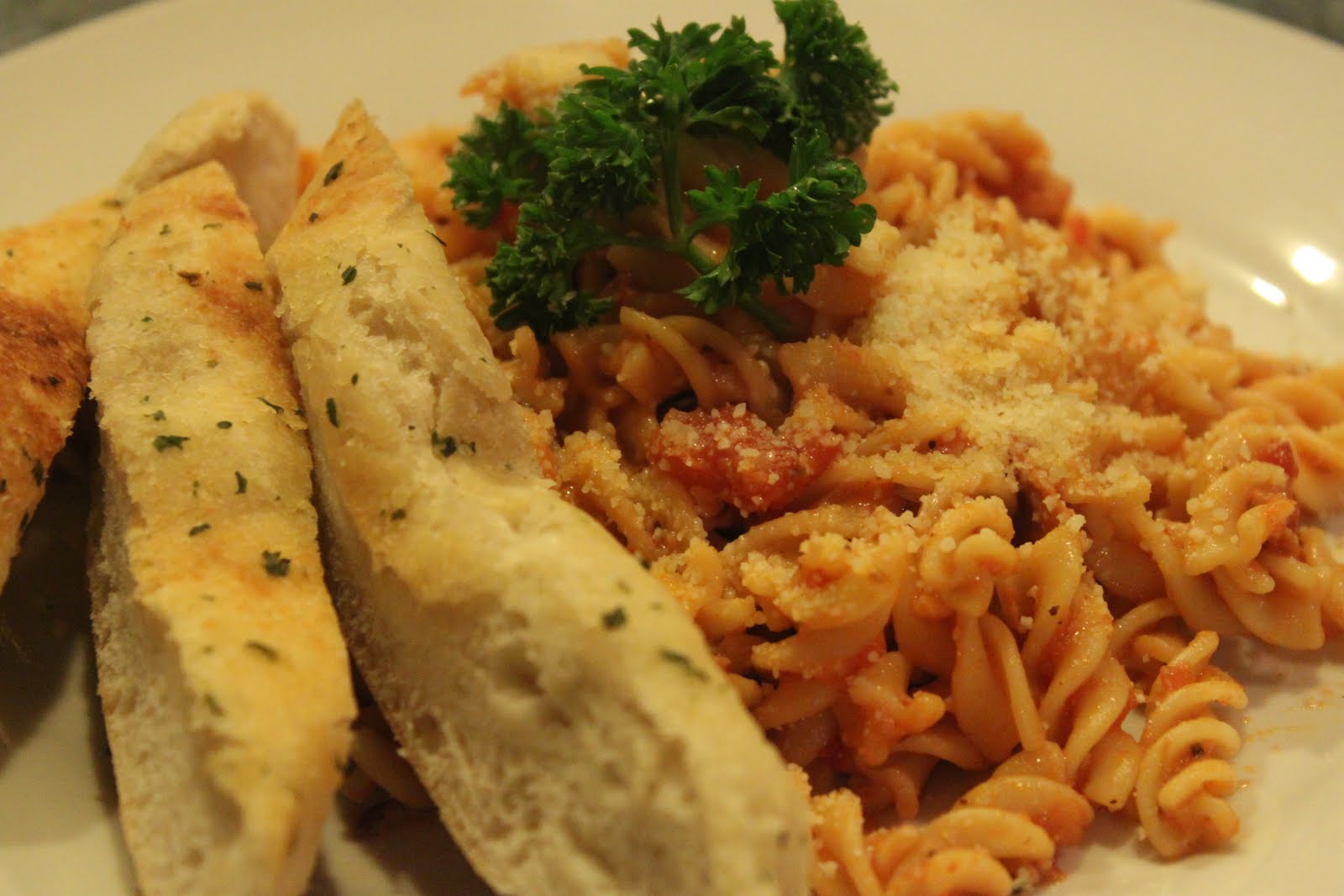 Elvis's Kitchen: Food Blog: Tuna Herbed Pasta with Turkish Garlic Bread