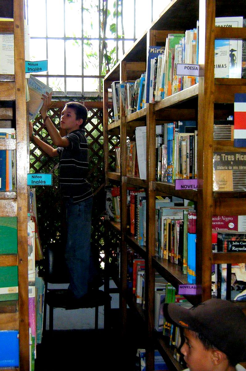 Escuela Cristiana El Puente: Visit to Quepos Public Library