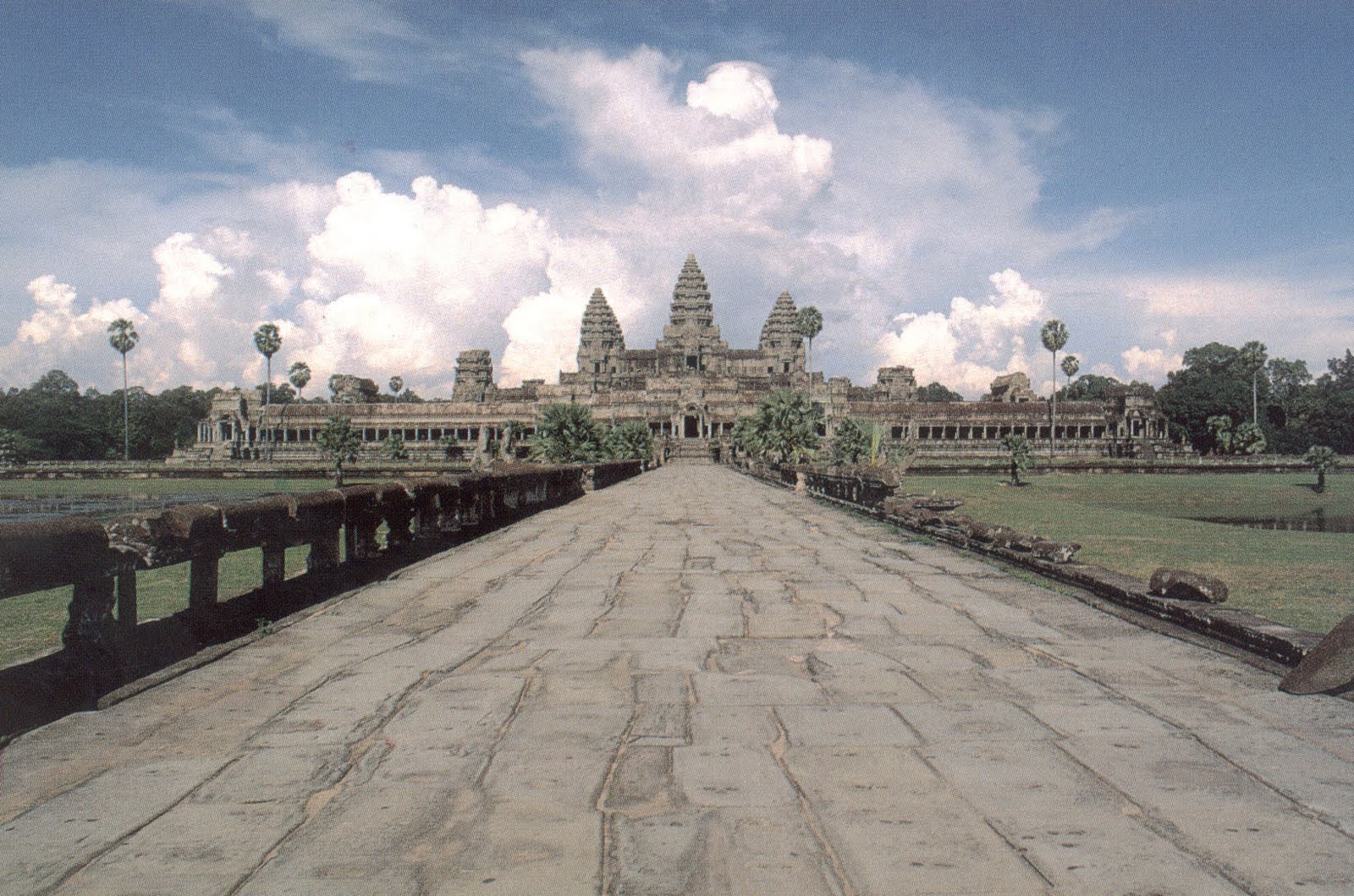 One of The World Heritage in Cambodia!: HISTORY OF ANGKOR WAT...