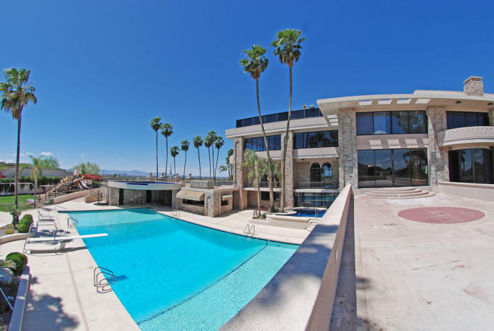 MacDaddyPaddy: The McCune Mansion