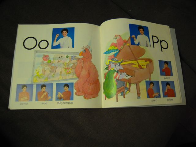 手話の道 On Our Signing Way: Sign Language ABC - a Sesame Street book