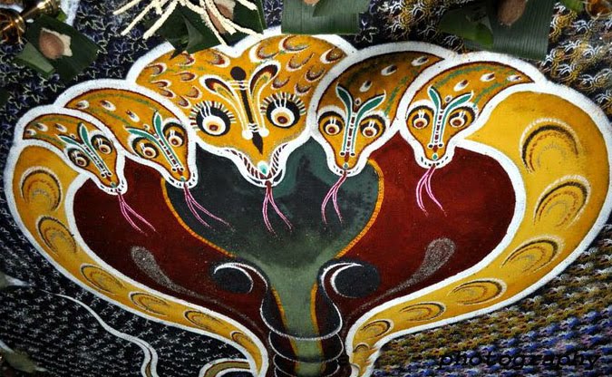 Kerala : God's Own Country: Kalamezhuthu pattu