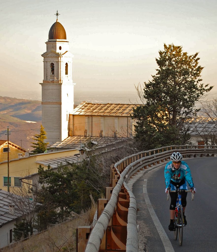 ITALIAN CYCLING JOURNAL: PEZCYCLING Visits the Peri-Fosse Climb