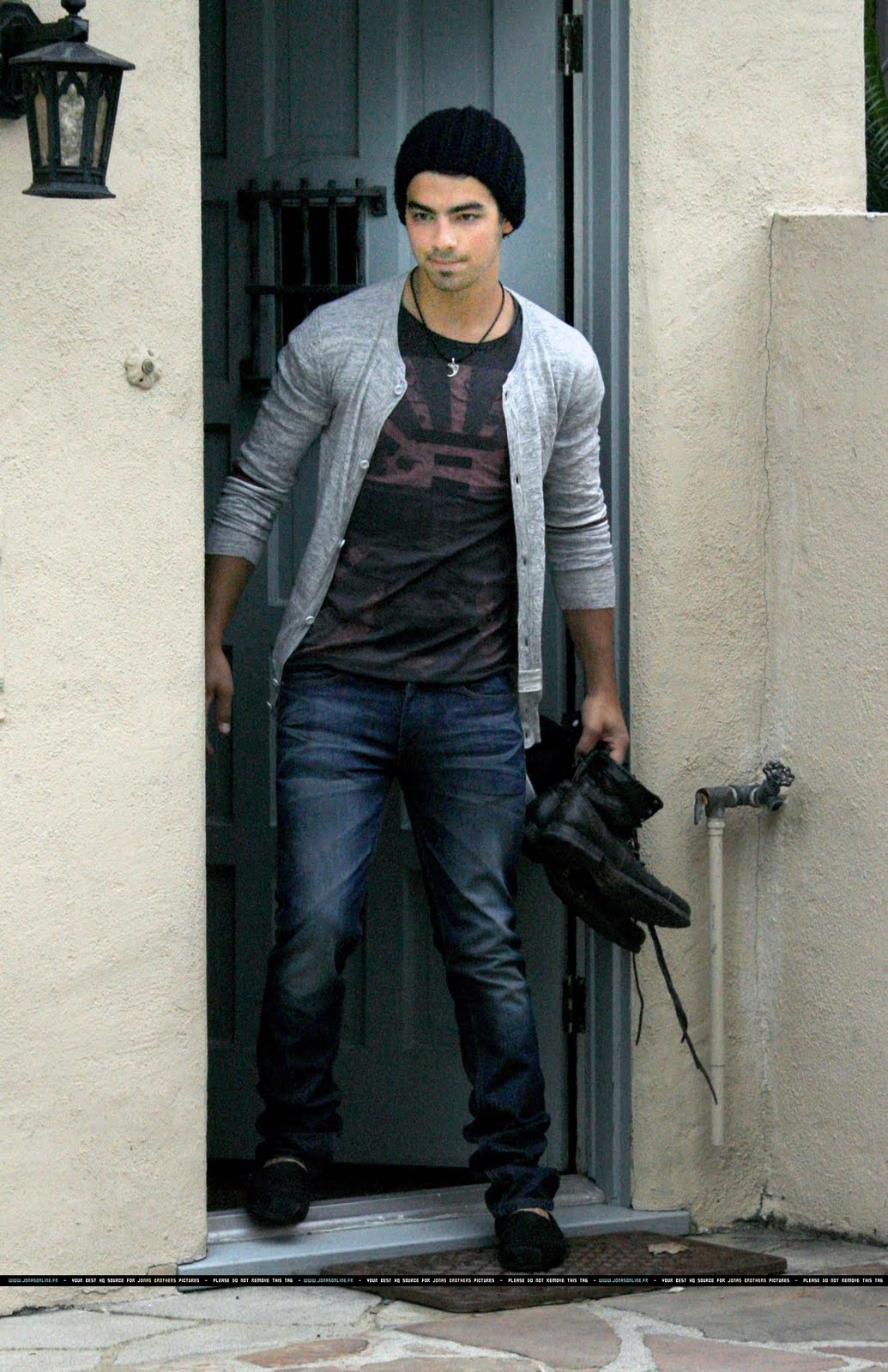 Persona Saliendo De Casa - Marcus Reid