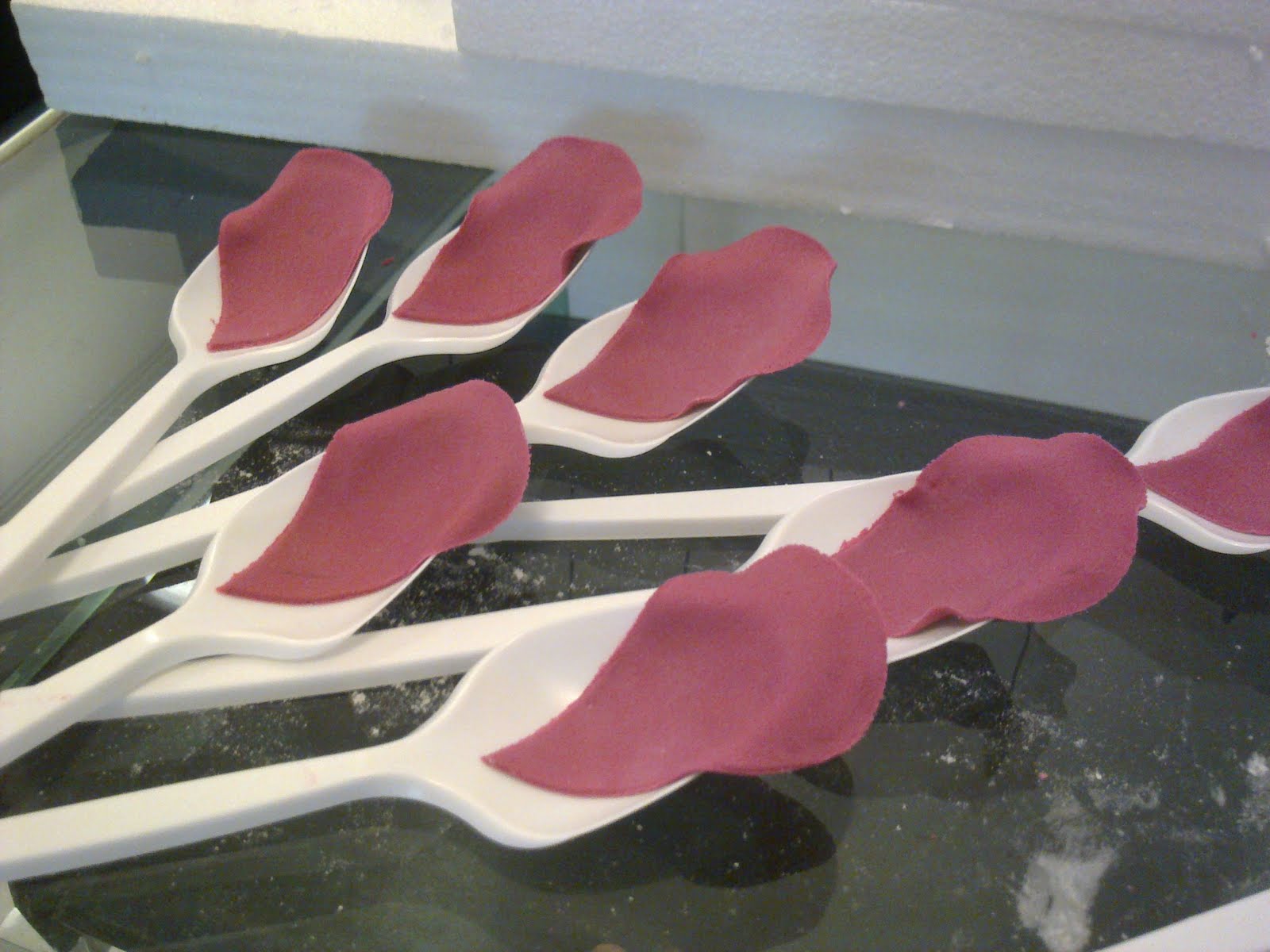 HanaSwiss: How to make sugarpaste roses