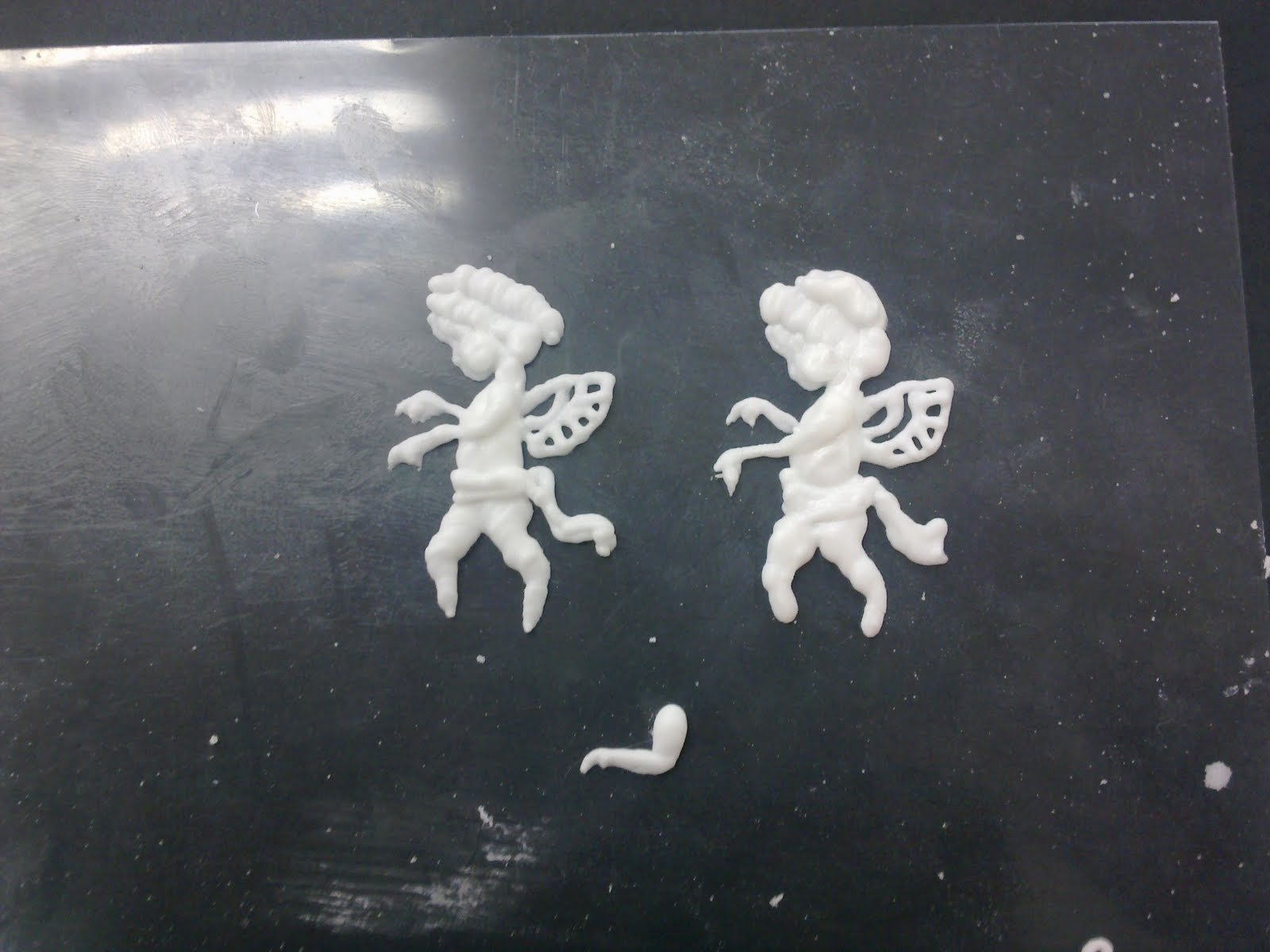 HanaSwiss: Run out piping using royal icing