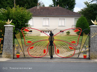 Drolatique Touraine: Saint-Epain: un portail papillon