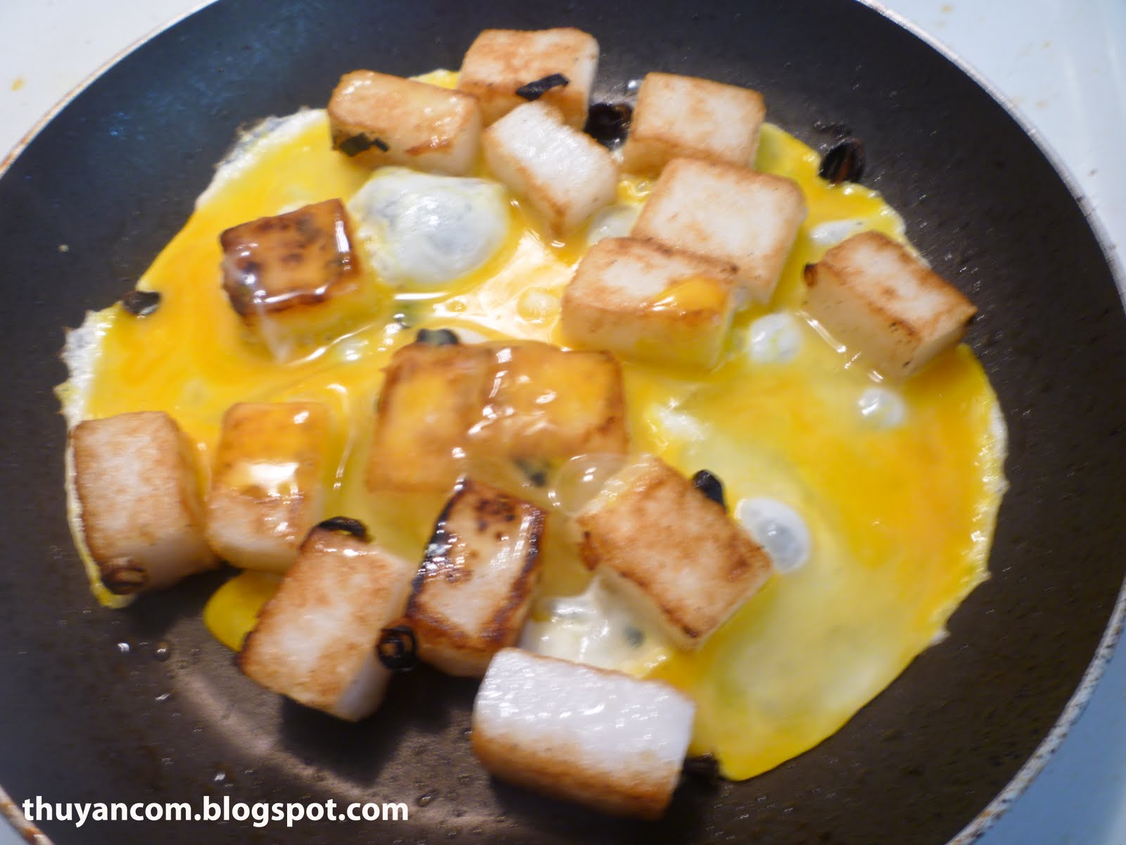 Blog of Salt: Banh Bot Chien - Fried Rice Cubes w/ Eggs