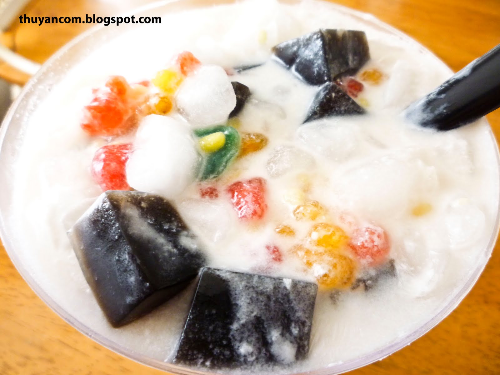 Blog of Salt: Che Suong Sa Hot Luu - Tapioca in Coconut Milk Desert