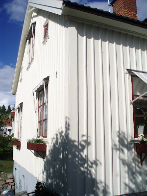 Vitt hus med vita knutar: Vitt hus med vita knutar...