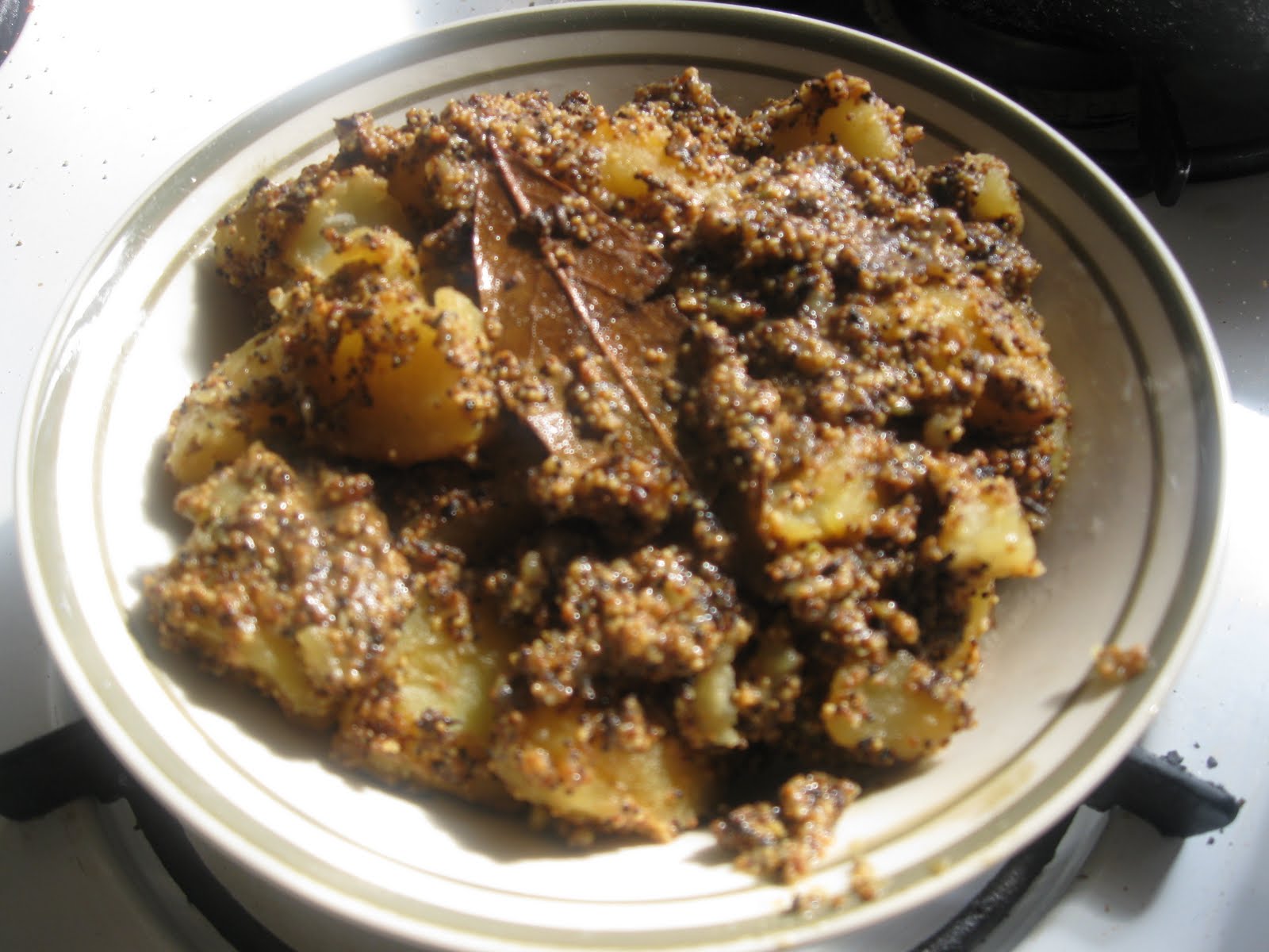 Sauce (The Food Blog): Aloo Posto (Potatoes in Poppy Seed Paste)