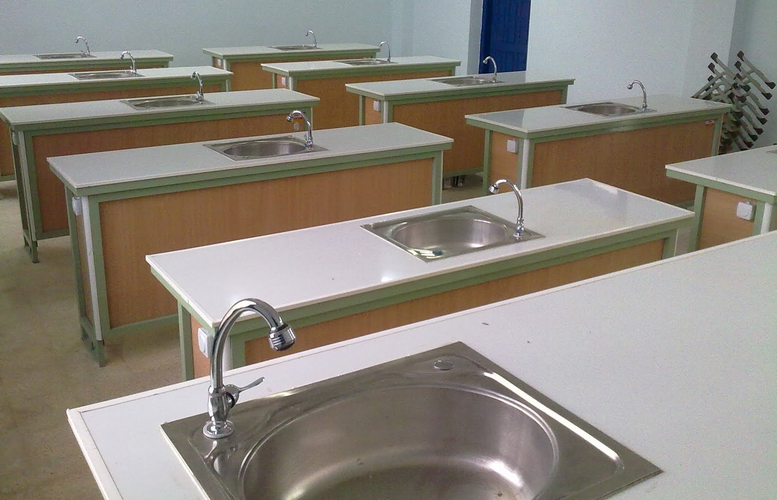 SOFAMEC snc: paillasses en resine pour laboratoires