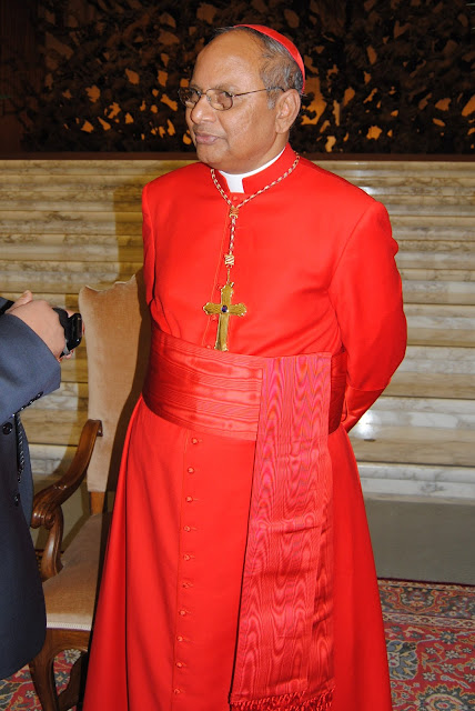 Valor Crucis: Hábito coral cardenalicio