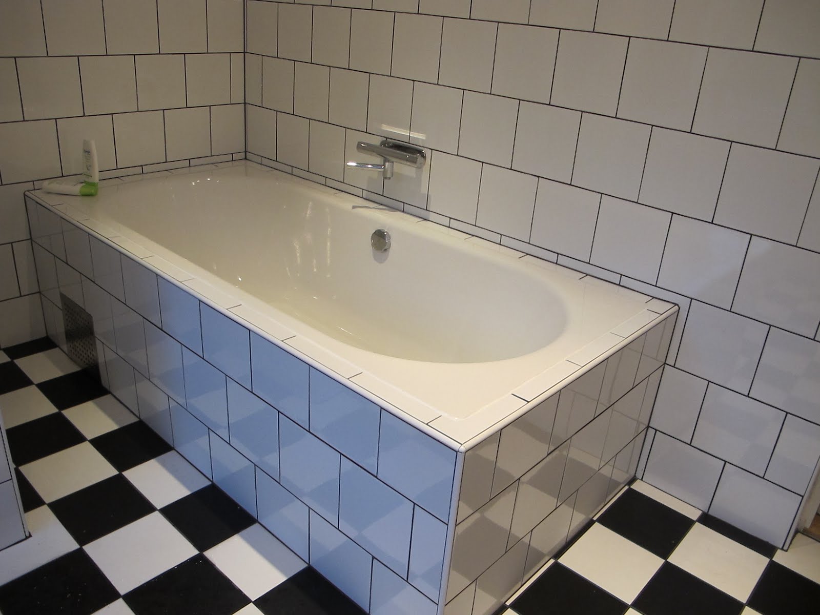 Inkaklat badkar, schackrutigt golv | Renovering badrum, Badrum funkis ...