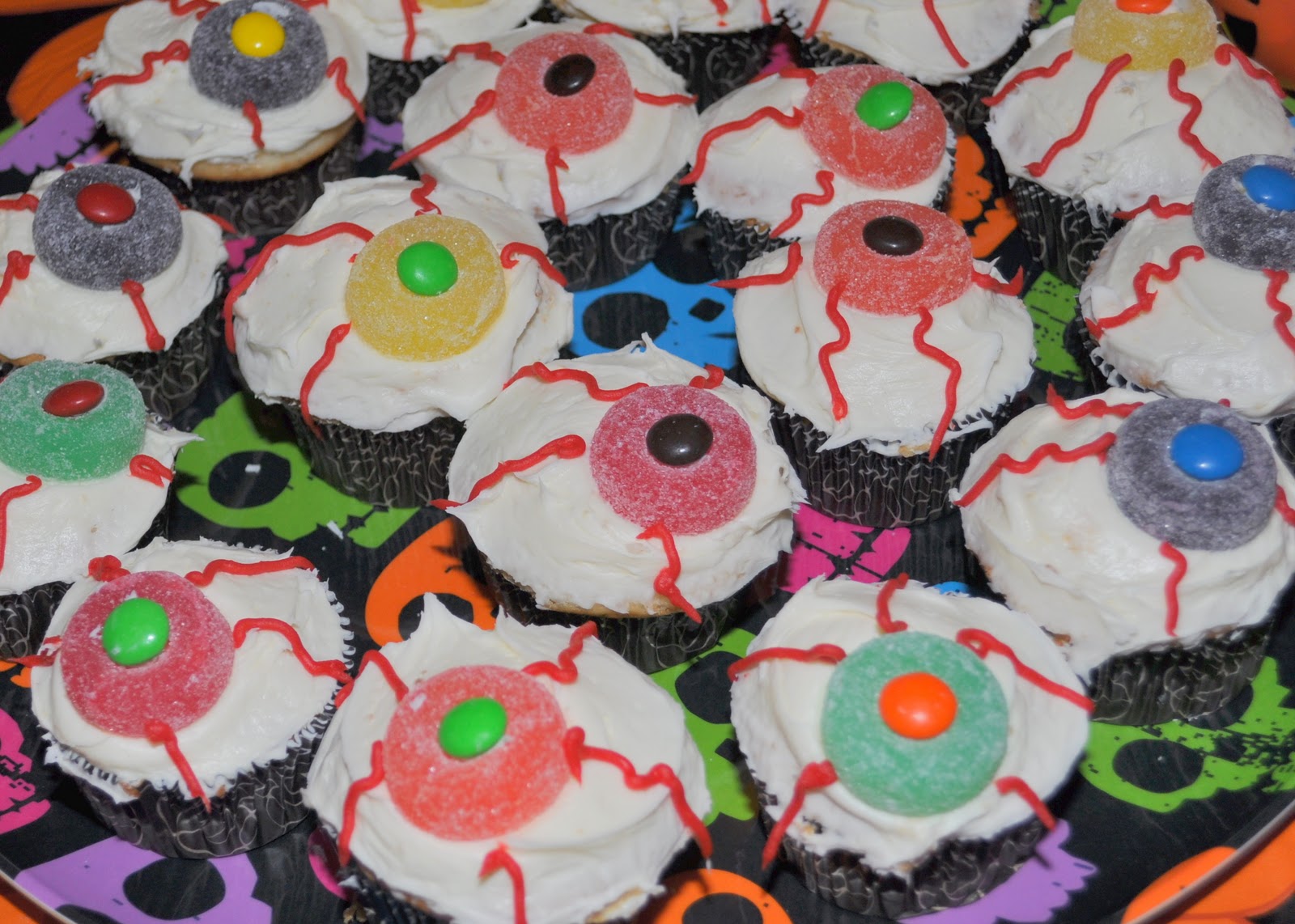 famfriendsfood: Halloween Treats: Spooky Eye Cupcakes