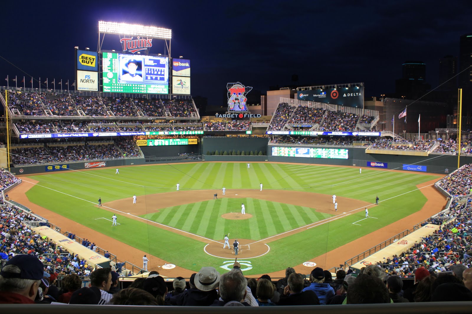 Joltin' Joe - An MLB Stadium Fan Guide: Target Field