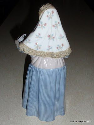 lladros: Lladro Figurine "Lady from Majorca" #5240 Mallorquina