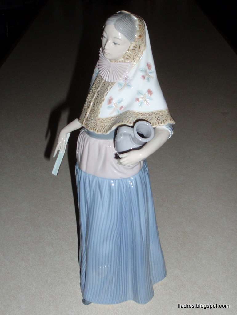 lladros: Lladro Figurine "Lady from Majorca" #5240 Mallorquina