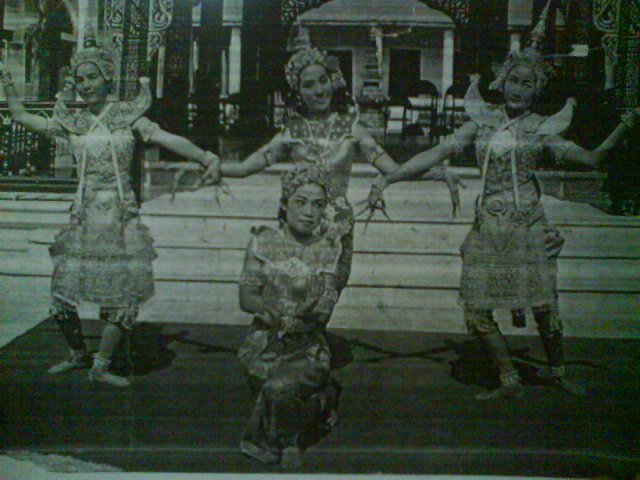 the menora: BUSANA DAN PROPS